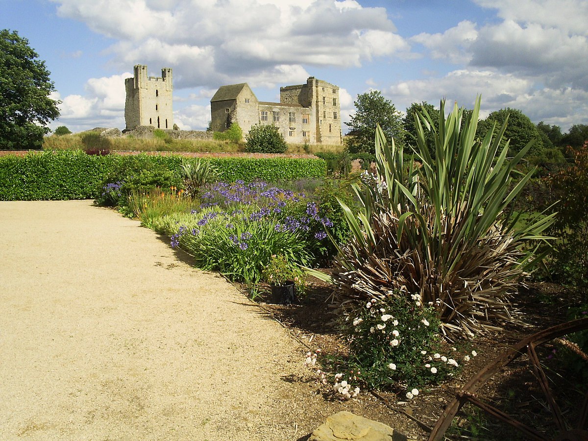 History: Helmsley Castle - i-Yorkshire Marketplace